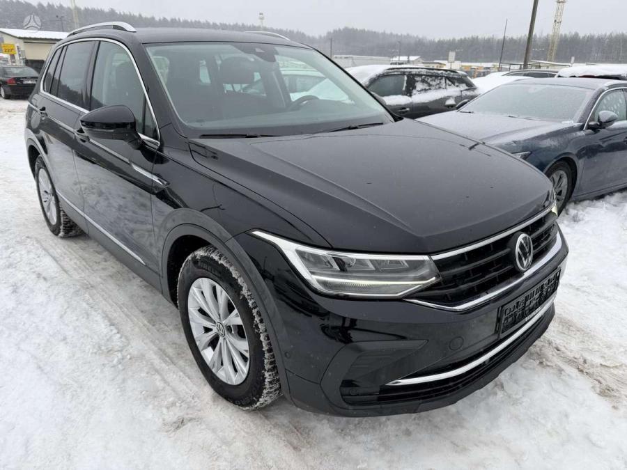 Black Volkswagen Tiguan 2021 in Vilnius, with an engine capacity of 1.50 L and mileage of 170 thousand km for 17600 €, photo 7 on AUTOMOTO.COM.LV