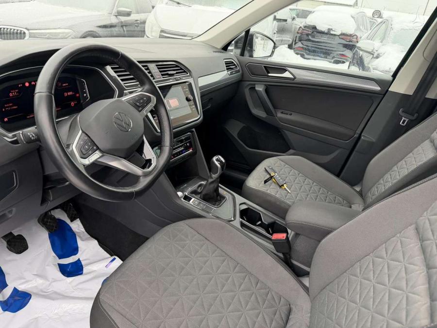 Black Volkswagen Tiguan 2021 in Vilnius, with an engine capacity of 1.50 L and mileage of 170 thousand km for 17600 €, photo 22 on AUTOMOTO.COM.LV