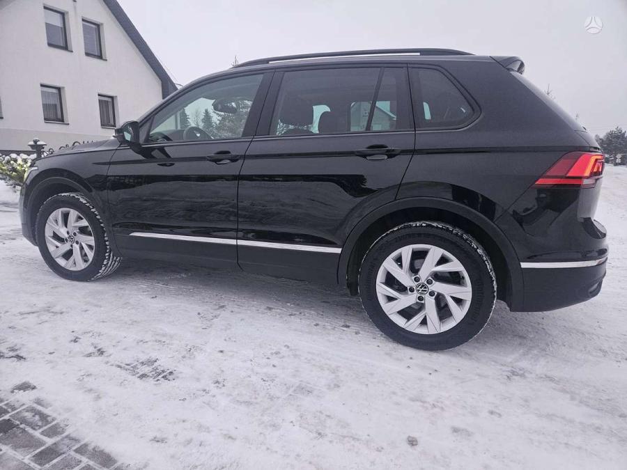 Black Volkswagen Tiguan 2021 in Radviliskis, with an engine capacity of 1.97 L and mileage of 145 thousand km for 21600 €, photo 3 on AUTOMOTO.COM.LV