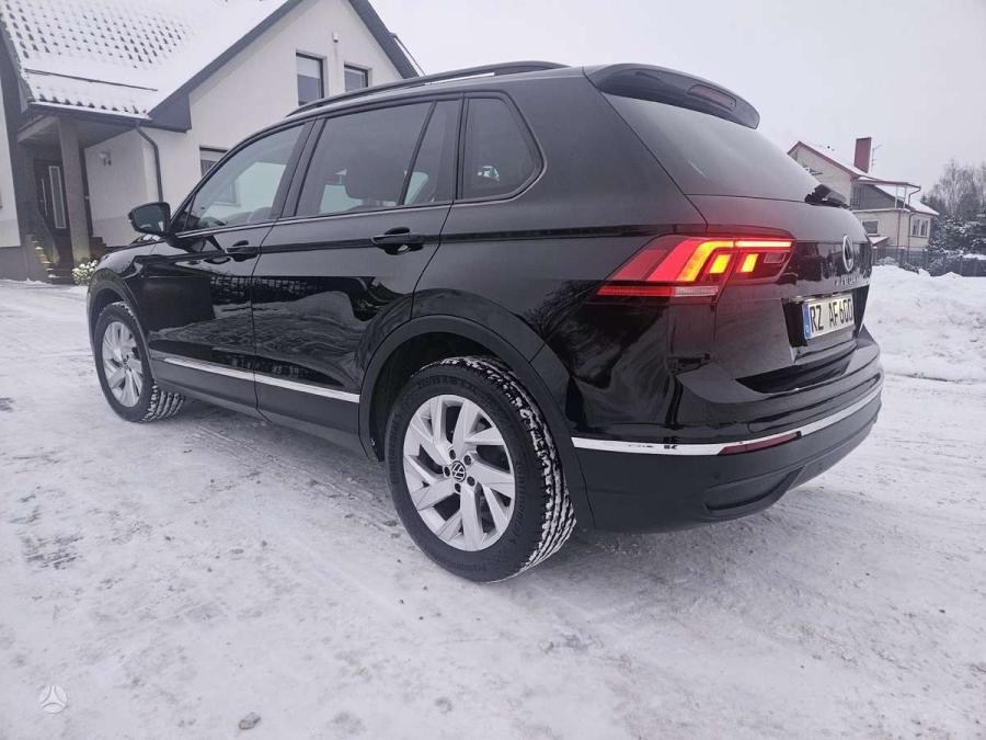 Black Volkswagen Tiguan 2021 in Radviliskis, with an engine capacity of 1.97 L and mileage of 145 thousand km for 21600 €, photo 4 on AUTOMOTO.COM.LV