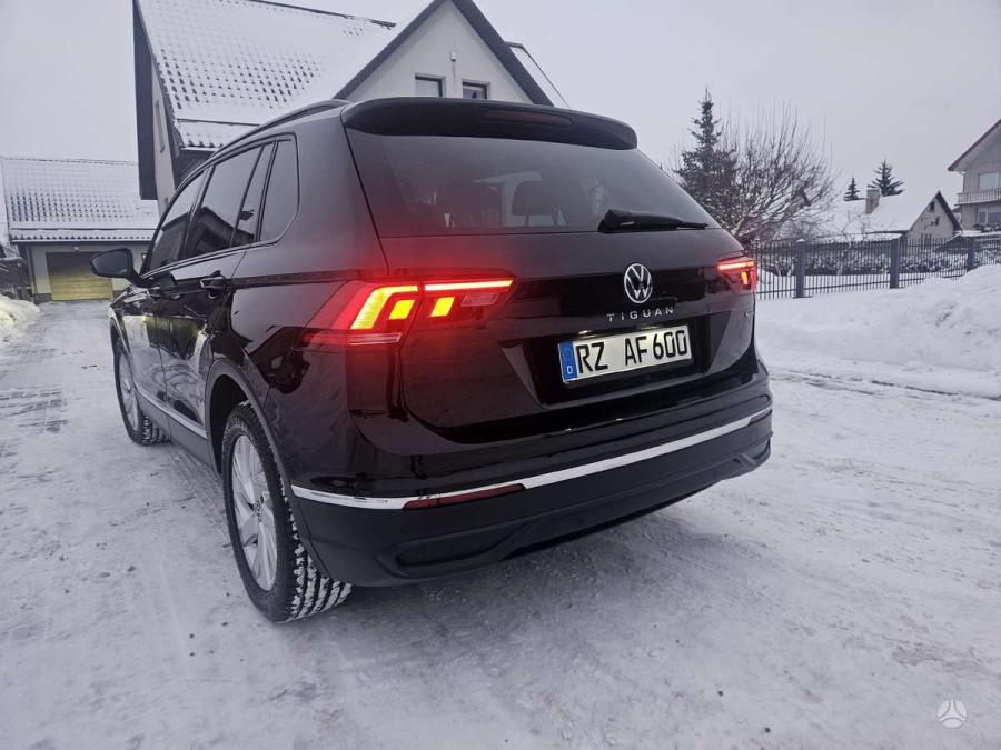 Black Volkswagen Tiguan 2021 in Radviliskis, with an engine capacity of 1.97 L and mileage of 145 thousand km for 21600 €, photo 5 on AUTOMOTO.COM.LV