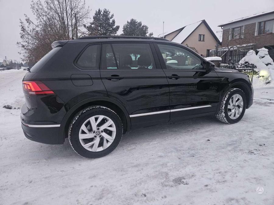 Black Volkswagen Tiguan 2021 in Radviliskis, with an engine capacity of 1.97 L and mileage of 145 thousand km for 21600 €, photo 11 on AUTOMOTO.COM.LV
