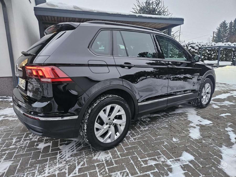 Black Volkswagen Tiguan 2021 in Radviliskis, with an engine capacity of 1.97 L and mileage of 145 thousand km for 21600 €, photo 13 on AUTOMOTO.COM.LV
