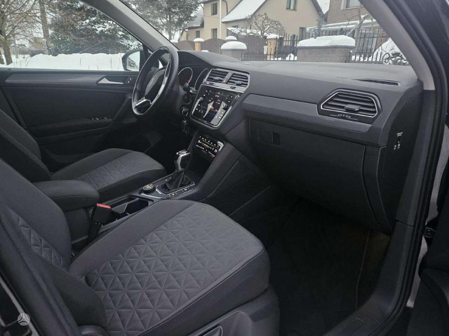 Black Volkswagen Tiguan 2021 in Radviliskis, with an engine capacity of 1.97 L and mileage of 145 thousand km for 21600 €, photo 16 on AUTOMOTO.COM.LV