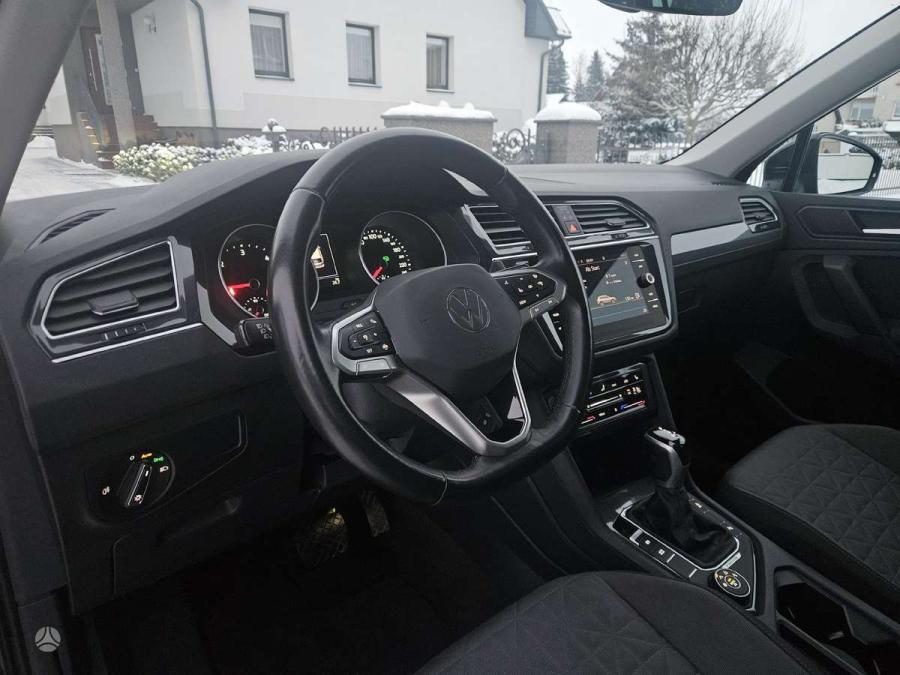 Black Volkswagen Tiguan 2021 in Radviliskis, with an engine capacity of 1.97 L and mileage of 145 thousand km for 21600 €, photo 24 on AUTOMOTO.COM.LV