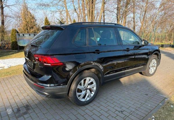 Melns Volkswagen Tiguan 2021 Vilkaviškis, ar dzinēja tilpumu 1.97 L un nobraukumu 99 tūkst. km par 17600 €, foto 3 vietnē AUTOMOTO.COM.LV