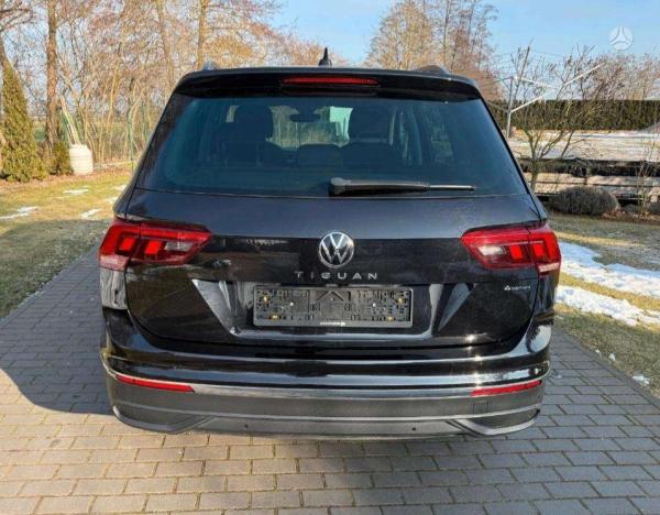 Melns Volkswagen Tiguan 2021 Vilkaviškis, ar dzinēja tilpumu 1.97 L un nobraukumu 99 tūkst. km par 17600 €, foto 4 vietnē AUTOMOTO.COM.LV