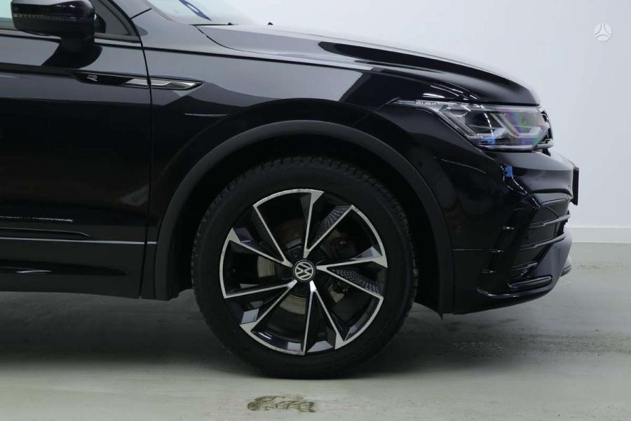 Black Volkswagen Tiguan 2021 in Vilnius, with an engine capacity of 1.50 L and mileage of 92 thousand km for 26490 €, photo 4 on AUTOMOTO.COM.LV