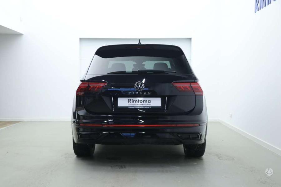 Black Volkswagen Tiguan 2021 in Vilnius, with an engine capacity of 1.50 L and mileage of 92 thousand km for 26490 €, photo 7 on AUTOMOTO.COM.LV