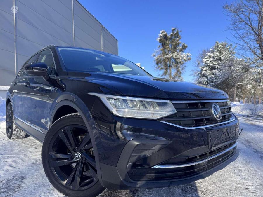 Black Volkswagen Tiguan 2021 in Alytus, with an engine capacity of 1.50 L and mileage of 197 thousand km for 16700 €, photo 1 on AUTOMOTO.COM.LV