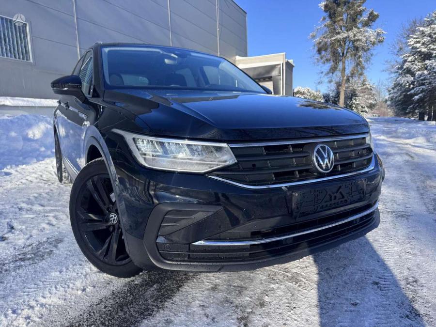 Black Volkswagen Tiguan 2021 in Alytus, with an engine capacity of 1.50 L and mileage of 197 thousand km for 16700 €, photo 3 on AUTOMOTO.COM.LV