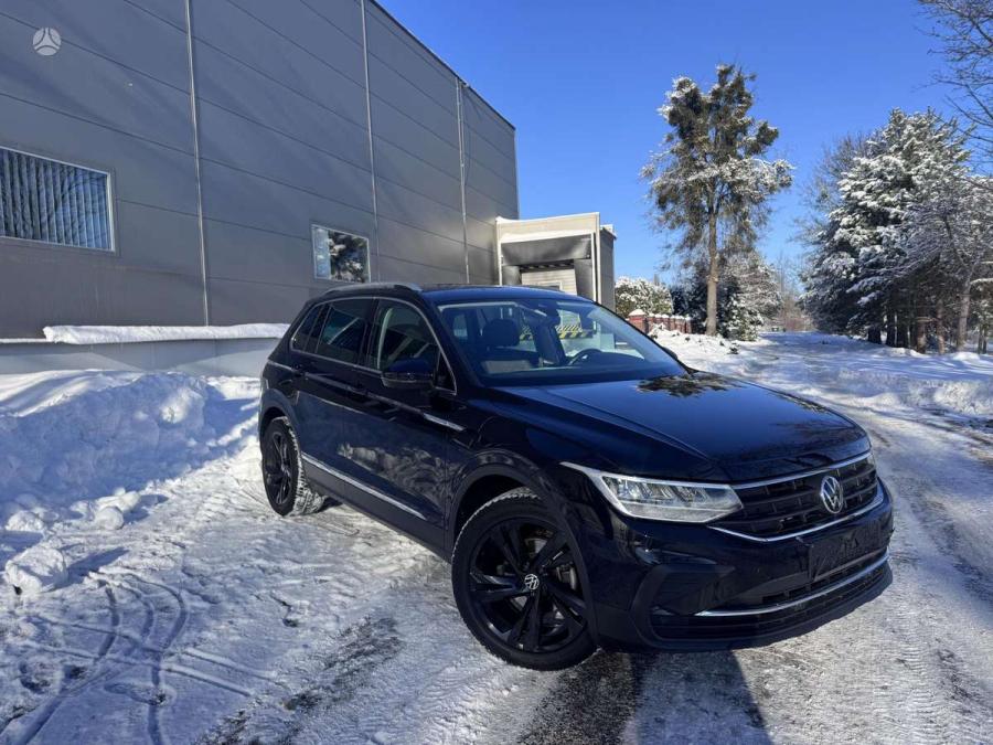 Black Volkswagen Tiguan 2021 in Alytus, with an engine capacity of 1.50 L and mileage of 197 thousand km for 16700 €, photo 5 on AUTOMOTO.COM.LV