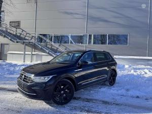 Black Volkswagen Tiguan 2021 in Alytus, with an engine capacity of 1.50 L and mileage of 197 thousand km for 16700 €, photo 6 on AUTOMOTO.COM.LV