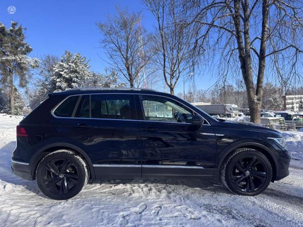 Black Volkswagen Tiguan 2021 in Alytus, with an engine capacity of 1.50 L and mileage of 197 thousand km for 16700 €, photo 9 on AUTOMOTO.COM.LV