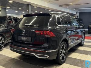 Black Volkswagen Tiguan 2021 in Marupe, with an engine capacity of 2.00 L and mileage of 178 thousand km for 22990 €, photo 3 on AUTOMOTO.COM.LV