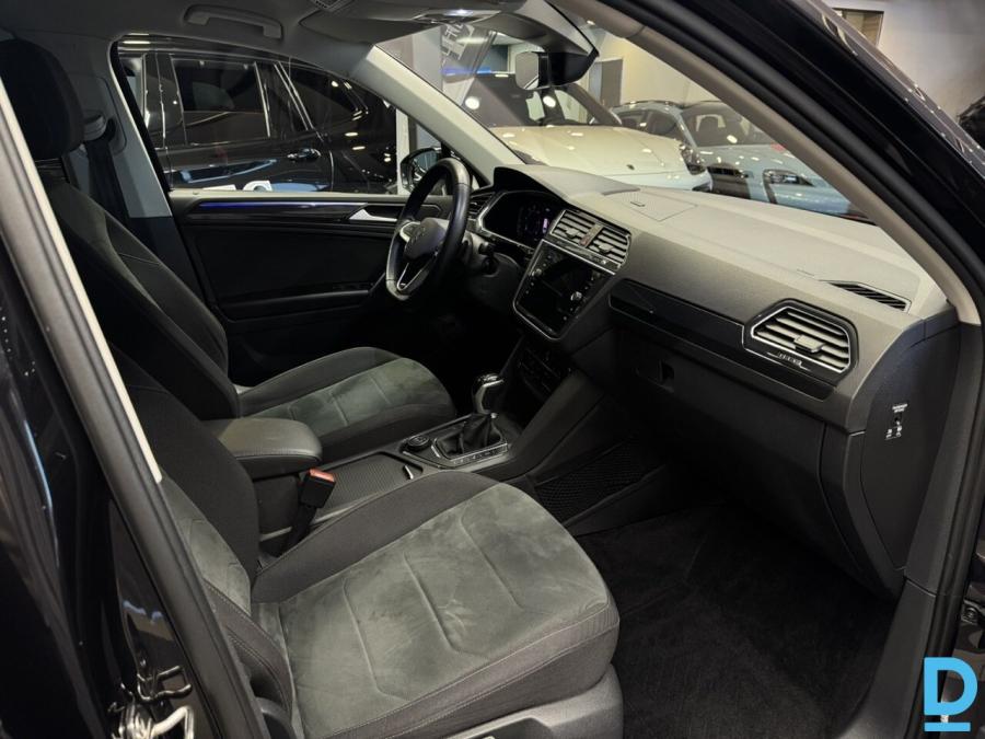 Black Volkswagen Tiguan 2021 in Marupe, with an engine capacity of 2.00 L and mileage of 178 thousand km for 22990 €, photo 7 on AUTOMOTO.COM.LV