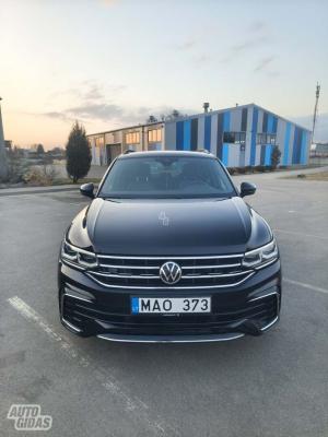 Melns Volkswagen Tiguan 2021 Viļņa, ar dzinēja tilpumu 1.50 L un nobraukumu 50 tūkst. km par 27500 €, foto  vietnē AUTOMOTO.COM.LV