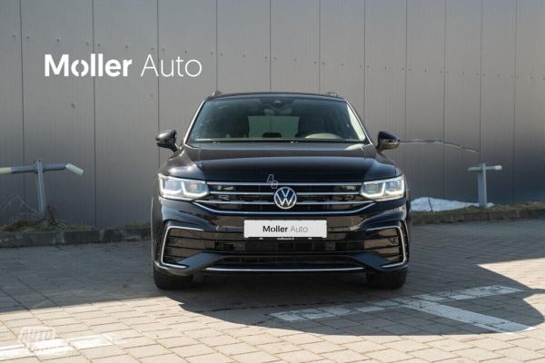 Melns Volkswagen Tiguan 2021 Viļņa, ar dzinēja tilpumu 1.50 L un nobraukumu 51 tūkst. km par 27750 €, foto 2 vietnē AUTOMOTO.COM.LV