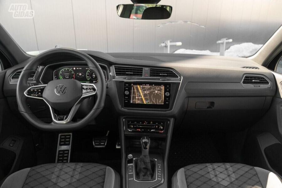 Black Volkswagen Tiguan 2021 in Vilnius, with an engine capacity of 1.50 L and mileage of 51 thousand km for 27750 €, photo 18 on AUTOMOTO.COM.LV