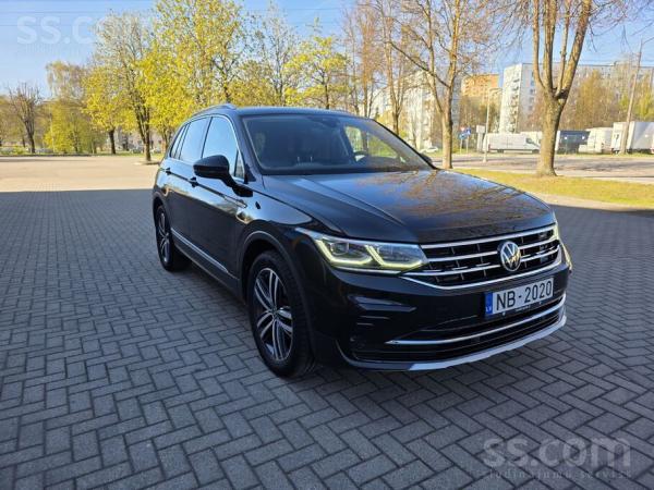 Black Volkswagen Tiguan 2021 in Riga, with an engine capacity of 1.50 L and mileage of 45 thousand km for 26500 €, photo 3 on AUTOMOTO.COM.LV