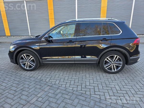 Black Volkswagen Tiguan 2021 in Riga, with an engine capacity of 1.50 L and mileage of 45 thousand km for 26500 €, photo 8 on AUTOMOTO.COM.LV