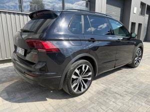 Black Volkswagen Tiguan 2021 in Riga, with an engine capacity of 2.00 L and mileage of 170 thousand km for 22999 €, photo 5 on AUTOMOTO.COM.LV