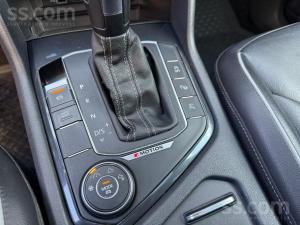 Black Volkswagen Tiguan 2021 in Riga, with an engine capacity of 2.00 L and mileage of 170 thousand km for 22999 €, photo 10 on AUTOMOTO.COM.LV