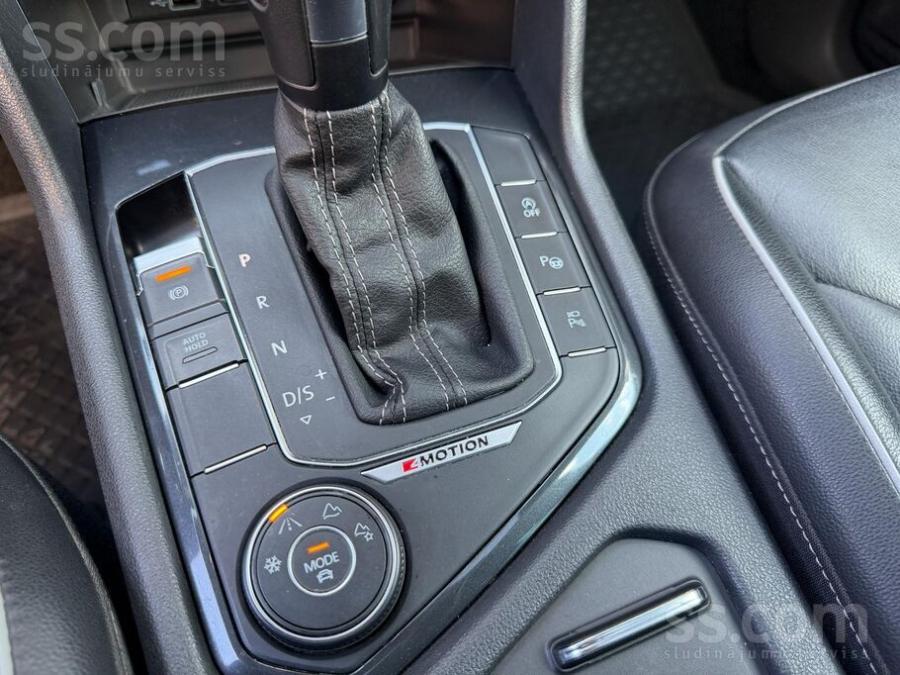Black Volkswagen Tiguan 2021 in Riga, with an engine capacity of 2.00 L and mileage of 170 thousand km for 22999 €, photo 10 on AUTOMOTO.COM.LV
