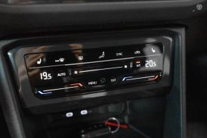 Black Volkswagen Tiguan 2021 in Vilnius, with an engine capacity of 2.00 L and mileage of 133 thousand km for 28900 €, photo 19 on AUTOMOTO.COM.LV