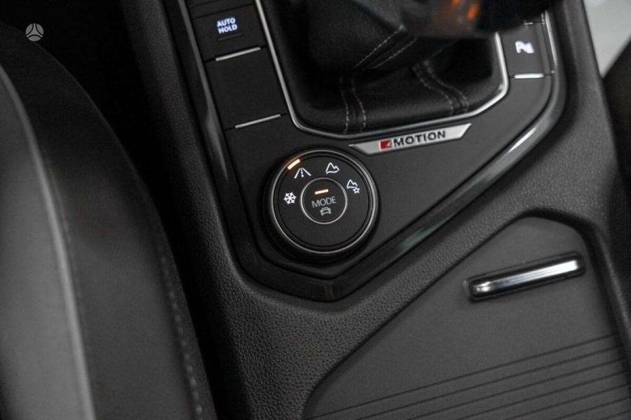 Black Volkswagen Tiguan 2021 in Vilnius, with an engine capacity of 2.00 L and mileage of 133 thousand km for 28900 €, photo 20 on AUTOMOTO.COM.LV