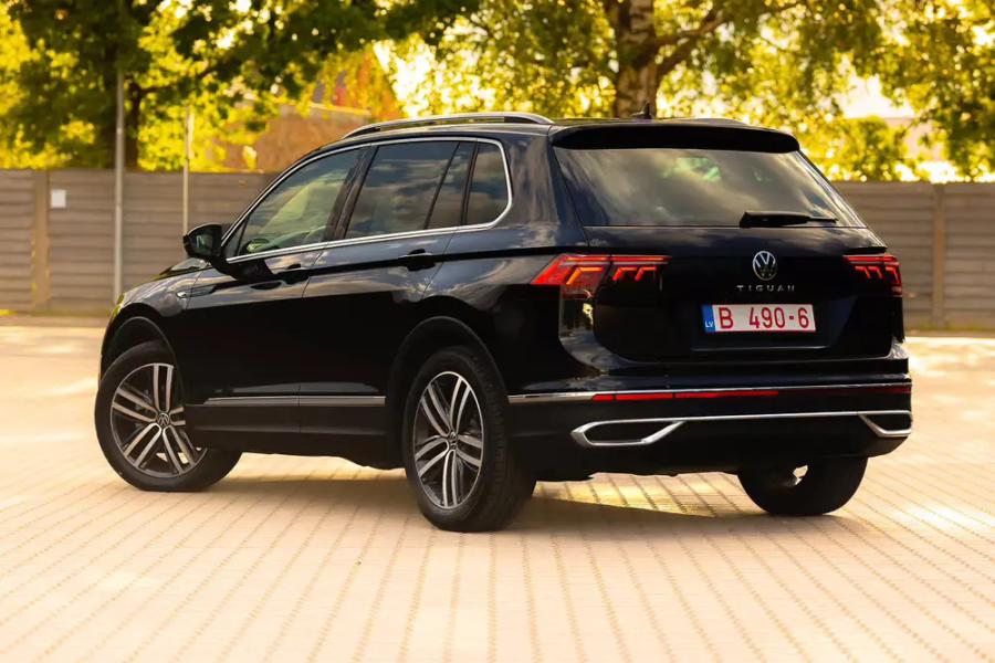 Melns Volkswagen Tiguan 2021 Jelgava, ar dzinēja tilpumu 2.00 L un nobraukumu 178 tūkst. km par 22800 €, foto 4 vietnē AUTOMOTO.COM.LV