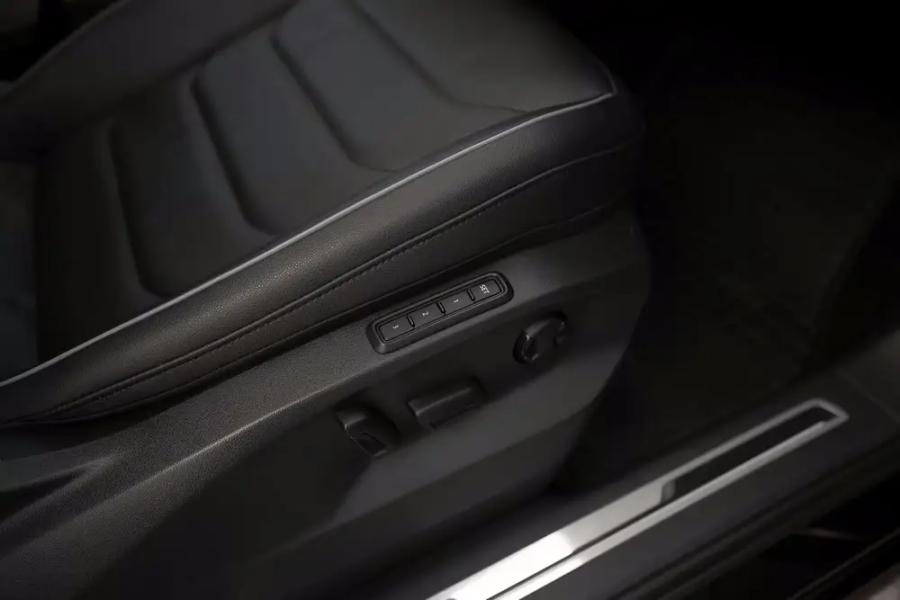 Melns Volkswagen Tiguan 2021 Jelgava, ar dzinēja tilpumu 2.00 L un nobraukumu 178 tūkst. km par 22800 €, foto 9 vietnē AUTOMOTO.COM.LV