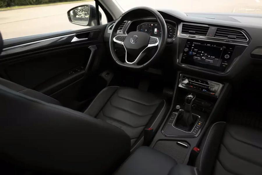 Melns Volkswagen Tiguan 2021 Jelgava, ar dzinēja tilpumu 2.00 L un nobraukumu 178 tūkst. km par 22800 €, foto 13 vietnē AUTOMOTO.COM.LV