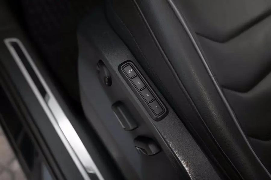 Melns Volkswagen Tiguan 2021 Jelgava, ar dzinēja tilpumu 2.00 L un nobraukumu 178 tūkst. km par 22800 €, foto 19 vietnē AUTOMOTO.COM.LV