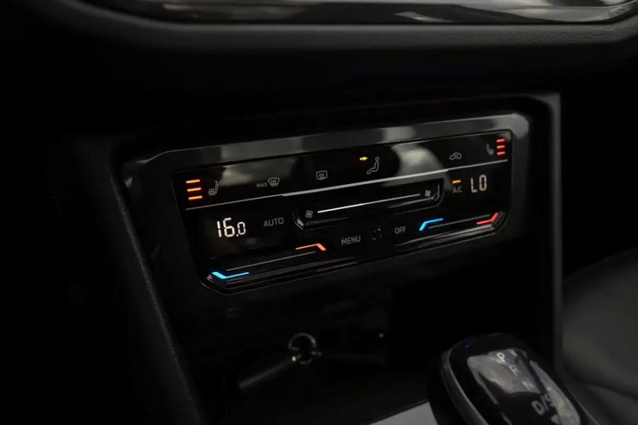 Melns Volkswagen Tiguan 2021 Jelgava, ar dzinēja tilpumu 2.00 L un nobraukumu 178 tūkst. km par 22800 €, foto 23 vietnē AUTOMOTO.COM.LV