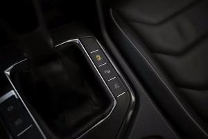Melns Volkswagen Tiguan 2021 Jelgava, ar dzinēja tilpumu 2.00 L un nobraukumu 178 tūkst. km par 22800 €, foto 31 vietnē AUTOMOTO.COM.LV