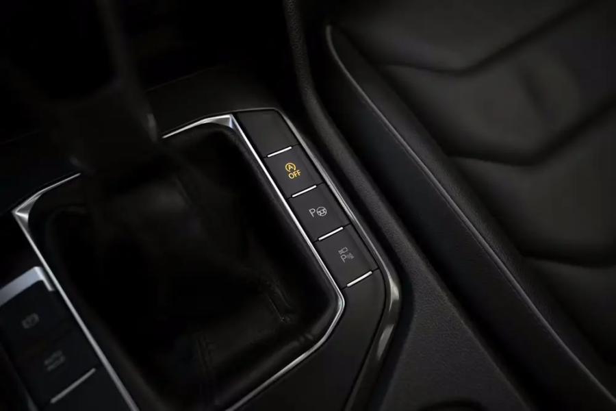 Melns Volkswagen Tiguan 2021 Jelgava, ar dzinēja tilpumu 2.00 L un nobraukumu 178 tūkst. km par 22800 €, foto 31 vietnē AUTOMOTO.COM.LV