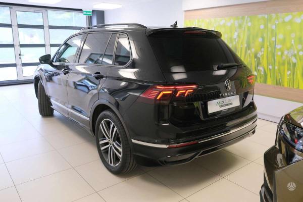 Black Volkswagen Tiguan 2021 in Vilnius, with an engine capacity of 1.50 L and mileage of 96 thousand km for 20900 €, photo 4 on AUTOMOTO.COM.LV