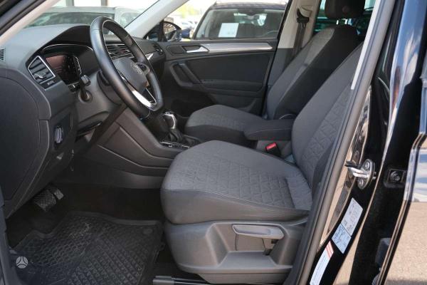 Black Volkswagen Tiguan 2021 in Vilnius, with an engine capacity of 1.50 L and mileage of 96 thousand km for 20900 €, photo 7 on AUTOMOTO.COM.LV