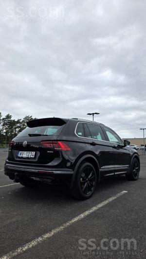 Black Volkswagen Tiguan 2021 in Riga, with an engine capacity of 2.00 L and mileage of 76 thousand km for 27500 €, photo  on AUTOMOTO.COM.LV
