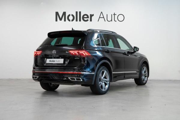 Black Volkswagen Tiguan 2021 in Vilnius, with an engine capacity of 2.00 L and mileage of 133 thousand km for 28900 €, photo 7 on AUTOMOTO.COM.LV
