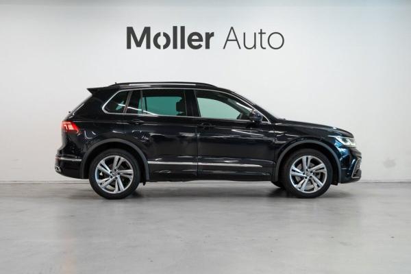 Black Volkswagen Tiguan 2021 in Vilnius, with an engine capacity of 2.00 L and mileage of 133 thousand km for 28900 €, photo 8 on AUTOMOTO.COM.LV