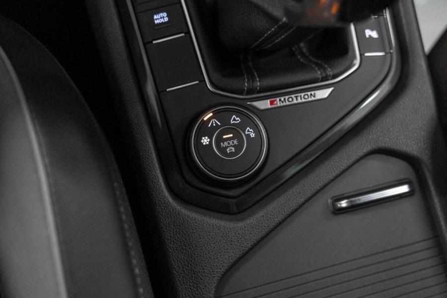Melns Volkswagen Tiguan 2021 Viļņa, ar dzinēja tilpumu 2.00 L un nobraukumu 133 tūkst. km par 28900 €, foto 24 vietnē AUTOMOTO.COM.LV