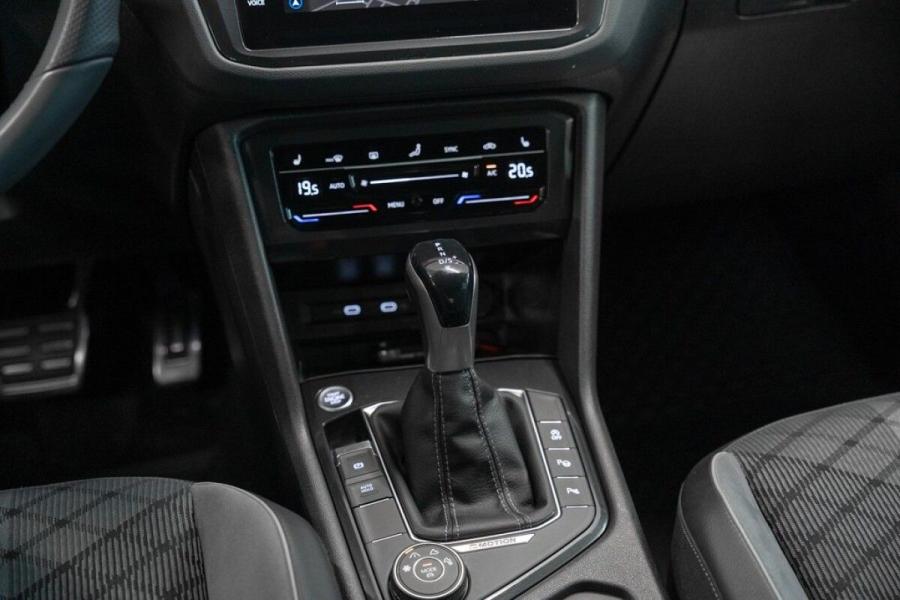 Melns Volkswagen Tiguan 2021 Viļņa, ar dzinēja tilpumu 2.00 L un nobraukumu 133 tūkst. km par 28900 €, foto 25 vietnē AUTOMOTO.COM.LV