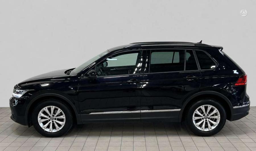 Black Volkswagen Tiguan 2021 in Kaunas, with an engine capacity of 1.50 L and mileage of 131 thousand km for 19900 €, photo 3 on AUTOMOTO.COM.LV