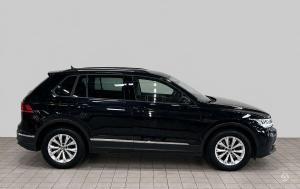 Black Volkswagen Tiguan 2021 in Kaunas, with an engine capacity of 1.50 L and mileage of 131 thousand km for 19900 €, photo 4 on AUTOMOTO.COM.LV