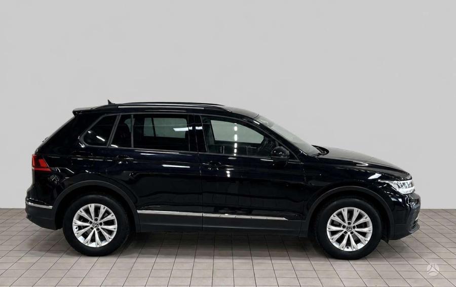 Black Volkswagen Tiguan 2021 in Kaunas, with an engine capacity of 1.50 L and mileage of 131 thousand km for 19900 €, photo 4 on AUTOMOTO.COM.LV