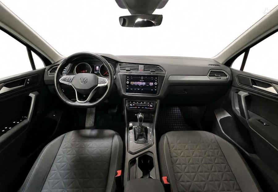 Black Volkswagen Tiguan 2021 in Kaunas, with an engine capacity of 1.50 L and mileage of 131 thousand km for 19900 €, photo 8 on AUTOMOTO.COM.LV