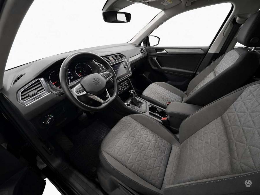 Black Volkswagen Tiguan 2021 in Kaunas, with an engine capacity of 1.50 L and mileage of 131 thousand km for 19900 €, photo 9 on AUTOMOTO.COM.LV