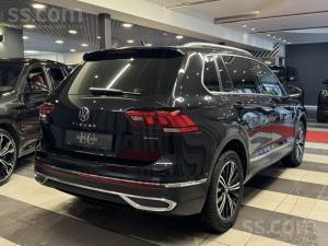 Black Volkswagen Tiguan 2021 in Riga, with an engine capacity of 2.00 L and mileage of 178 thousand km for 21490 €, photo 5 on AUTOMOTO.COM.LV